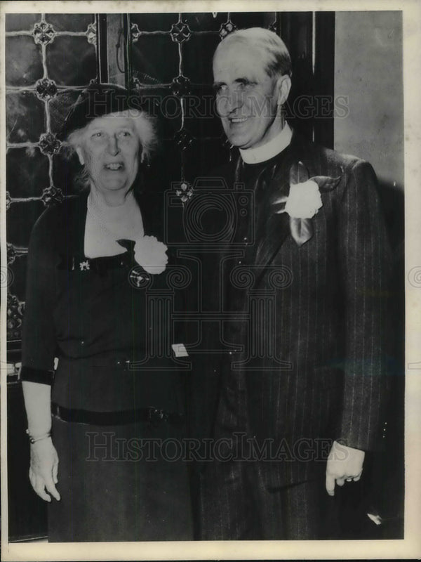 1954 Press Photo Queen's chaplain Charles Raven with bride Ethel Moors ...