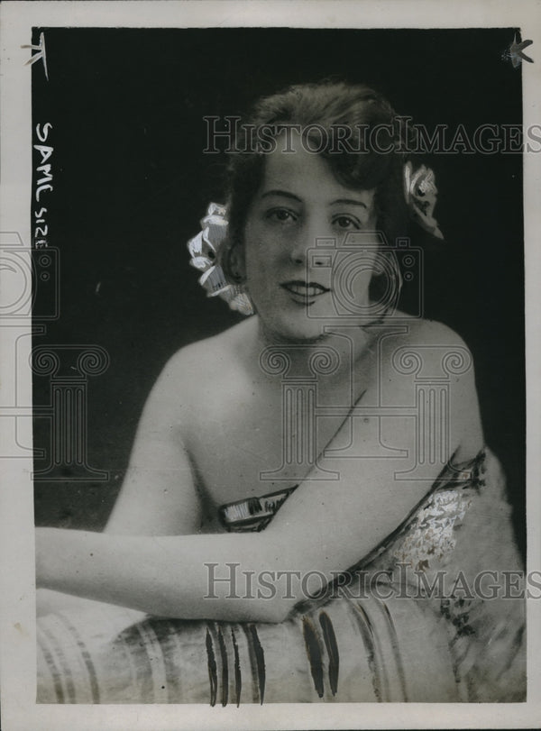 1921 Press Photo Primrose Vidal wife of Edward Vidal taking time for a ...
