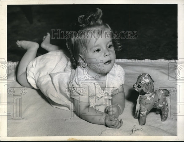 1943 Press Photo Nancy Louise Dresher Born after Dad Left for Duty Ove ...