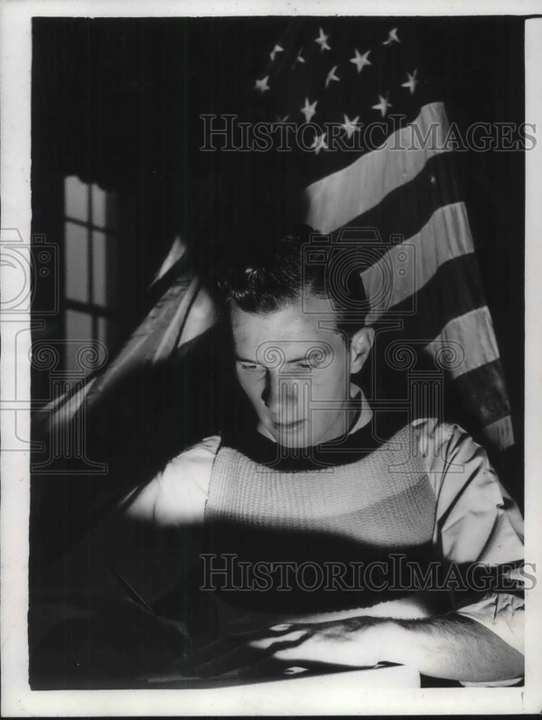 1942 Press Photo LA, Calif. Edward Moroney enlists in military - neb74 ...