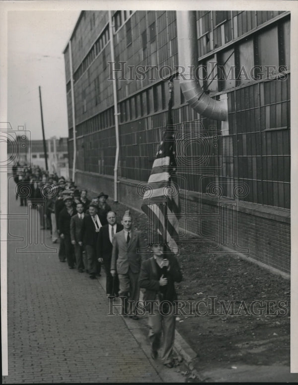 1939 Press Photo United Auto Workers Strike and Form Picket Around Nas ...