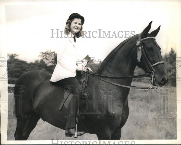 1941 Press Photo White Plains, NY Betty Brewer on Mt Ivy at horse show ...