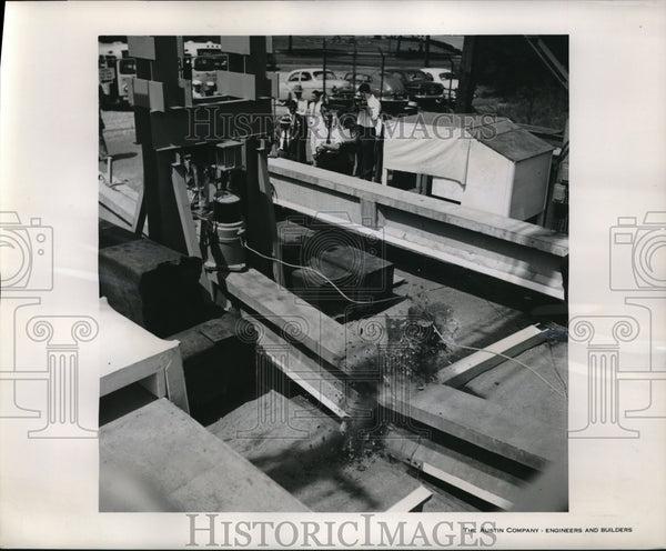 Press Photo engineers find breaking point of concrete beam at Austin C ...