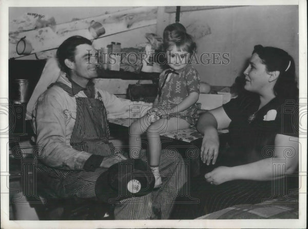 1941 Press Photo Mr & Mrs Theodore Watkins & Daughter Teddy Live in "T ...
