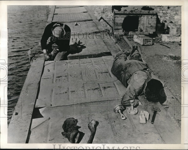 1944 Press Photo Seabee Sailors join pontoons in practice drill ...