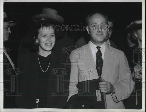 1942 Stanley G. Slavens with Wife Arrives in Jersey City - Historic Images