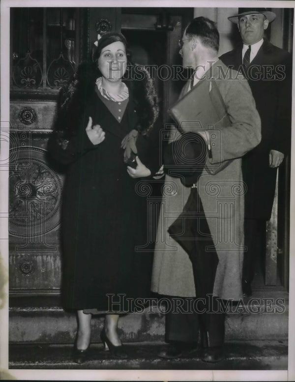1935 Press Photo Mrs Marie Schultz Wife of Officer Frank Schultz & Att ...