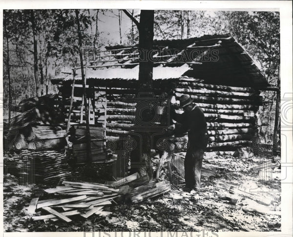 1939 Press Photo Stephen Miller Uses Old Fashioned Shingle Splitter ...