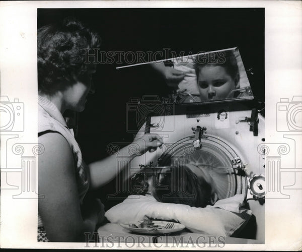 1954 Press Photo Mrs Erle Garnett helps son Clyde eat in their home NY ...