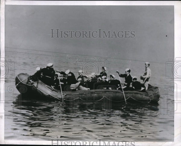 1943 Press Photo World's Largest Rubber Life Boat Can Carry 60 People ...