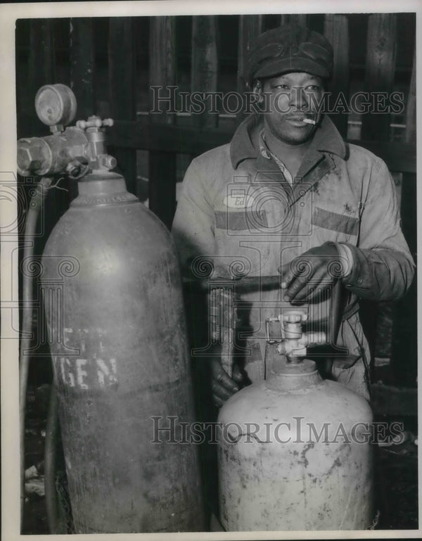 1955 Press Photo Louis Campbell Smoking a Cigarette - Historic Images