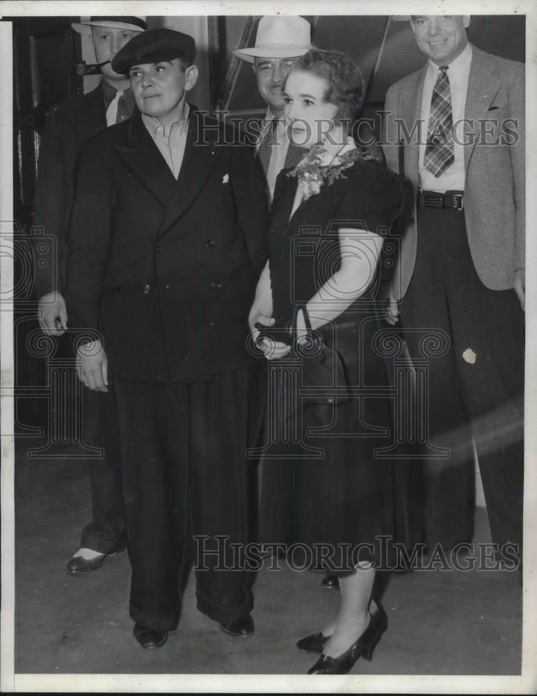 1939 Press Photo Minerva "James" Phipps With Wife Mabel After Release ...