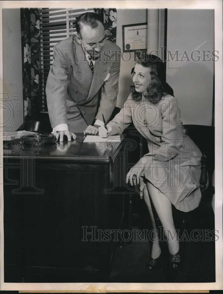 1943 Press Photo James Stirton Director of Blue Network's Central Divi ...