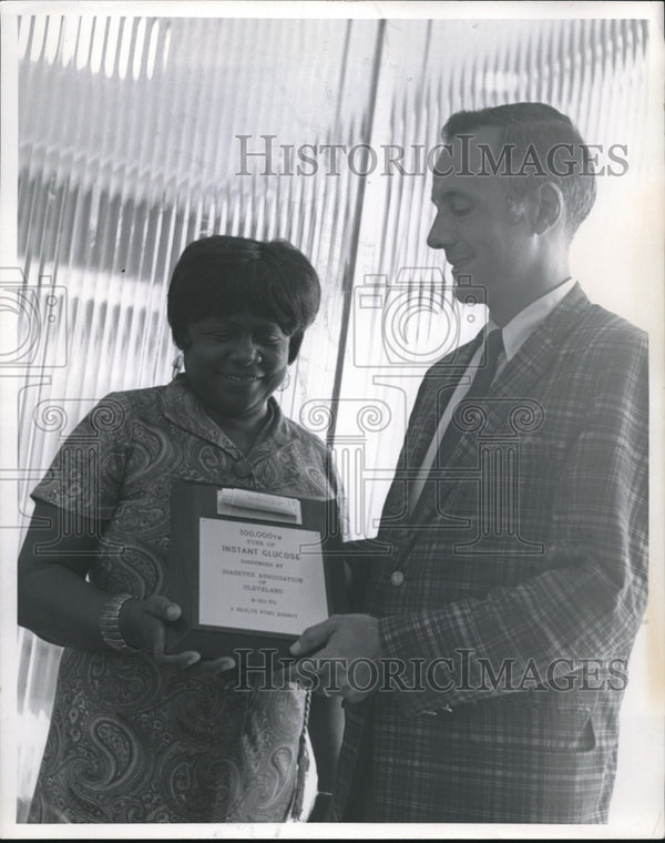 1970 Press Photo Dr. Robert Weiland presents award to mrs. Bennett at ...