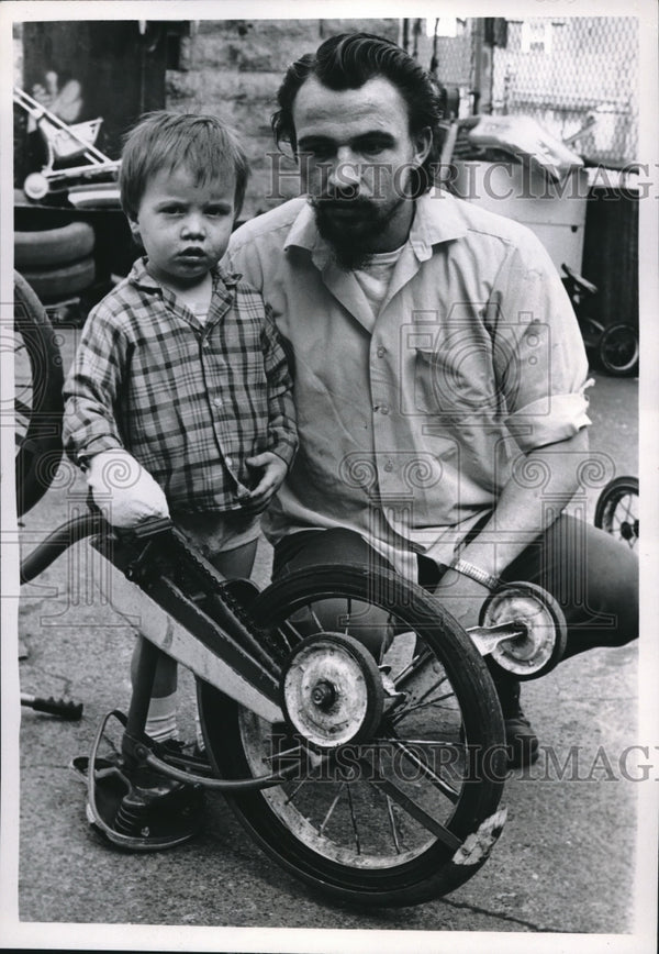 1968 Press Photo 2yr old Steven w/ his father Robert Wolters - Historic ...