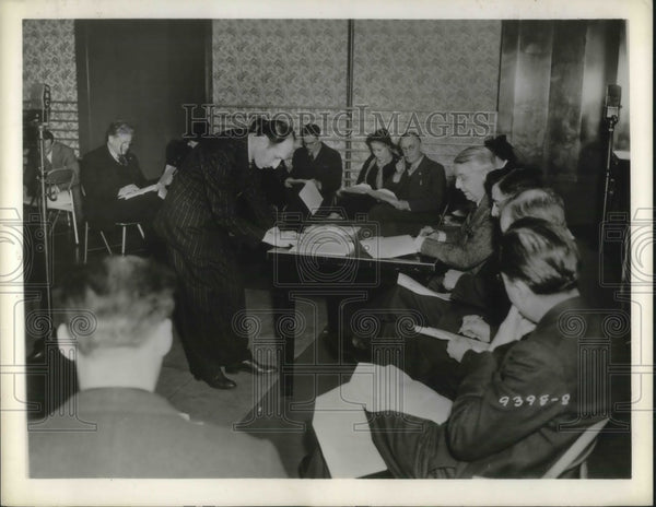 1939 Group Does First Reading For New NBC Radio Show - Historic Images
