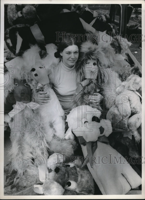 Press Photo Marilyn Scivally Tennessee Girl Surrounded By Stuffed Anim ...