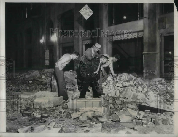 1933 Press Photo Workers Sift Through Rubble After Long Beach Californ ...