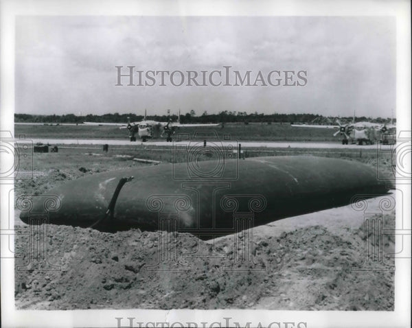 1962 Press Photo Pillow Tanks holds gallons of Jet Fuel Tank ...