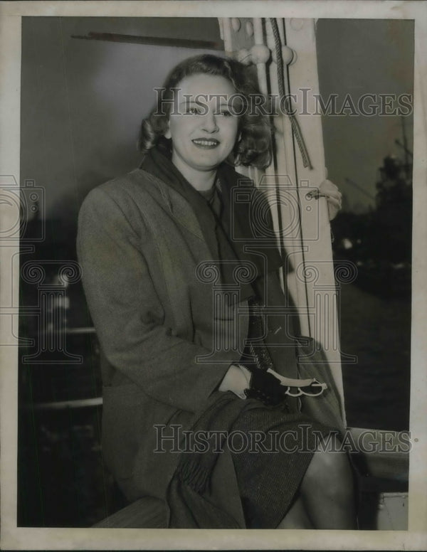 1941 Press Photo Alice Olsen arrives on S.S. Carvalho gets U.S. Visa ...