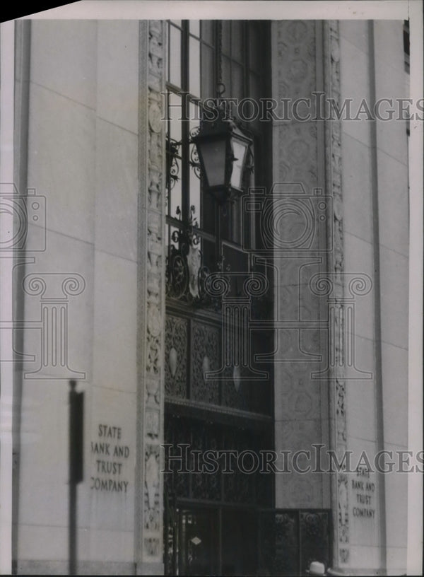 1937 Press Photo pair of Robin mate on top of a wrought iron lamp ...