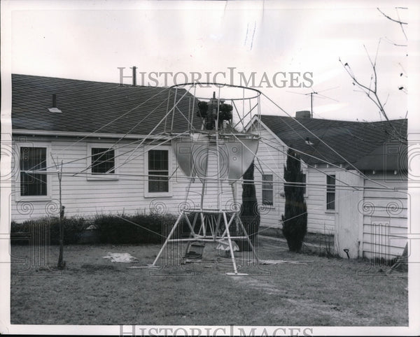 1957 Press Photo Backbone of the Paraplane invented by Jim West ...