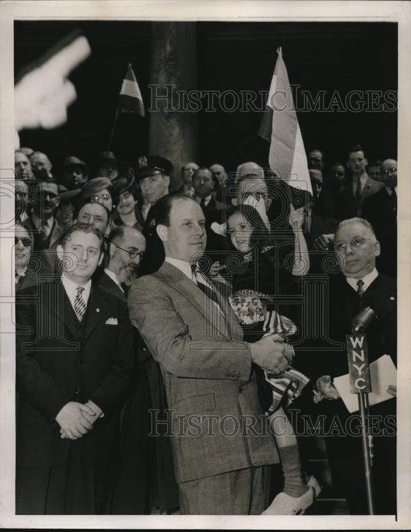 1941 Press Photo Newbold Morris Holding Stella Staher in Netherlands C ...