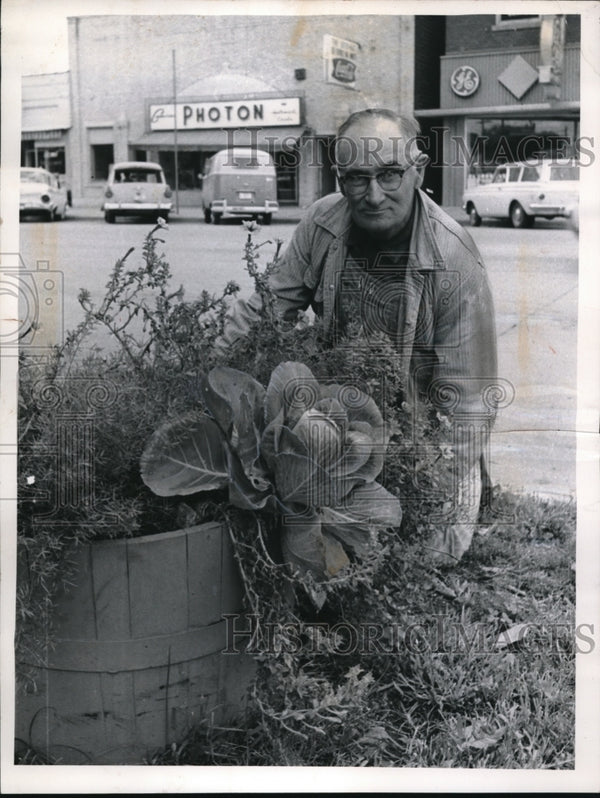 1961 Press Photo W.C Drake kneeling in front of the Lawrence Court Hou ...