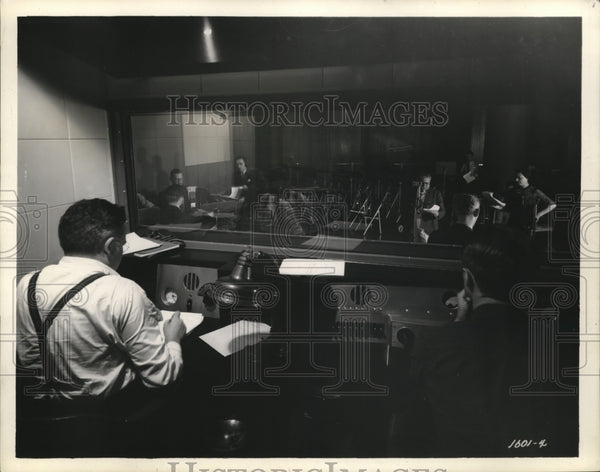 1936 Columbia actors seen thru glass from control room - Historic Images
