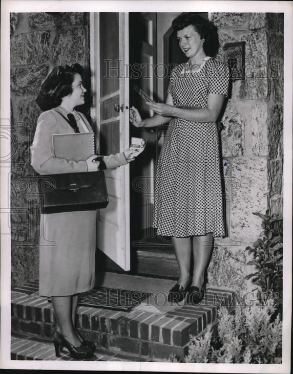1950 Press Photo Fullerette Helen Eddy shows wares to Mrs. Lillian Nie ...