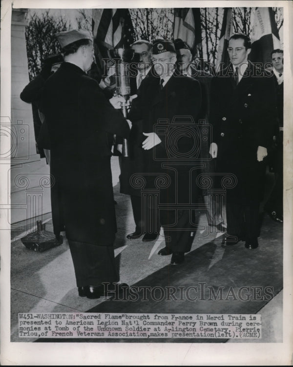 1949 Press Photo DC American Legion Cmdr Perry Brown at Tomb of Unknow ...