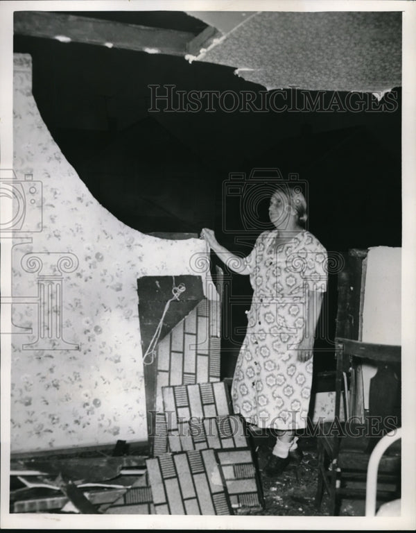 1953 Press Photo Anna Cramer surveys tornado damage to her Cleveland h ...