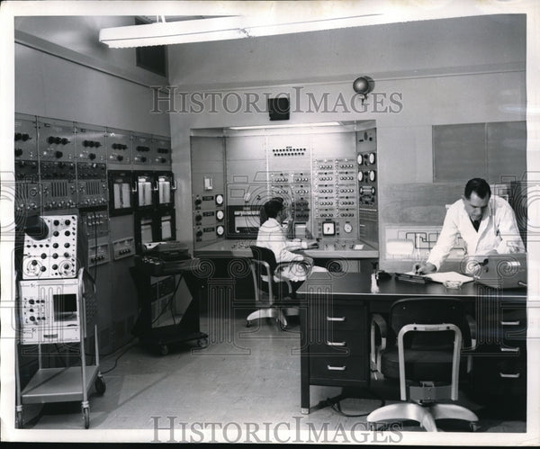 1958 Press Photo John Bistline compiles data at the General Electric C ...