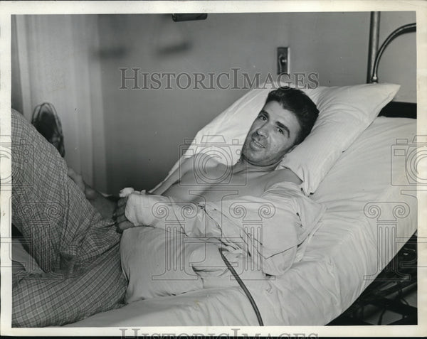 1938 Press Photo Carl Hubble is confined at the Memphis Hospital ...