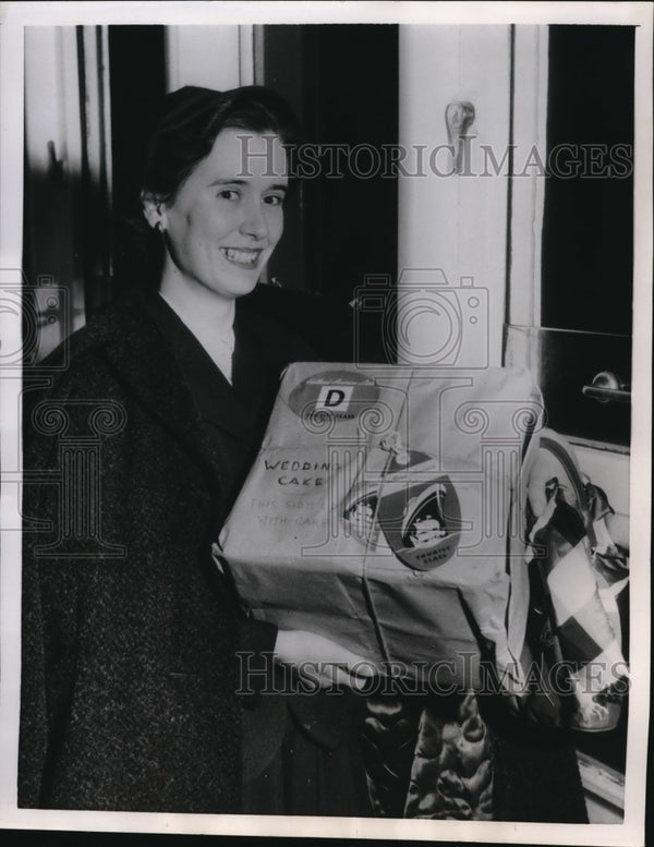 1954 Press Photo Susan Denny brings her wedding cake baked by her moth ...