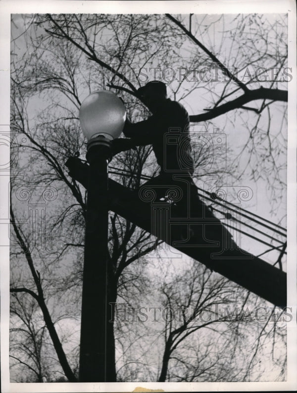 1956 Press Photo Boston worker cleans streetlamps - Historic Images