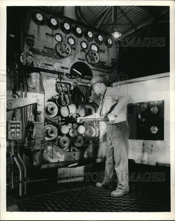 1962 Press Photo Workman at Allegheny Ludlum Steel Corp at a furnace ...