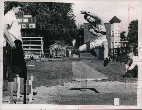 1964 Press Photo Ken Zaleski wins Senate broad jump at 21 feet 8 inche ...