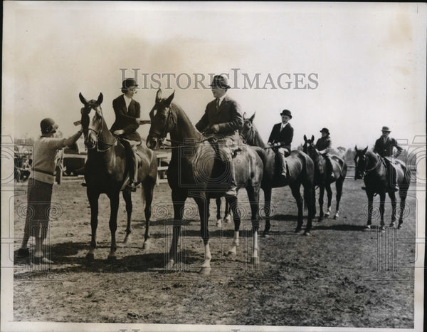 1935 Press Photo Mrs. Richard S. Tufts places blue ribbon on horse ...