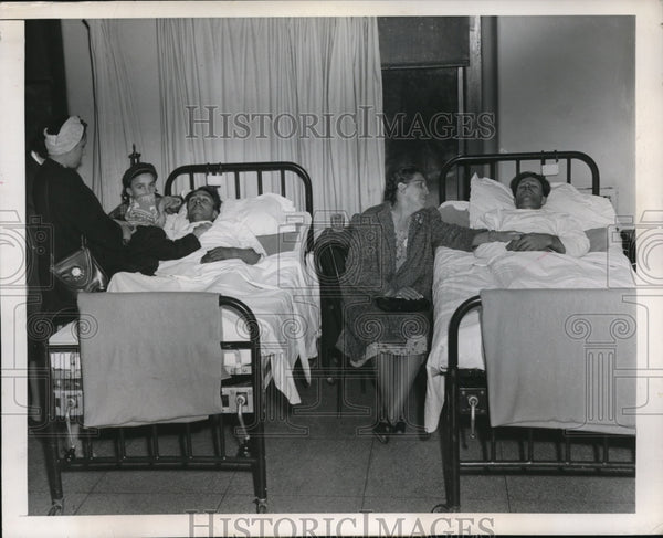 1948 Press Photo Edward Heck And Peter Gordon Rest In Hospital ...