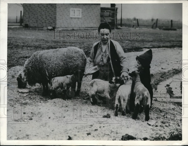 1943 Press Photo Nell Rose Hartwick & daughter Bonnie, feeding quadrup ...