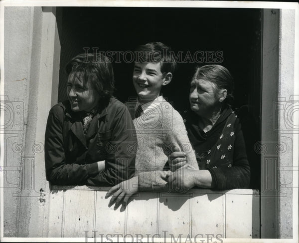 1963 Press Photo Mrs Mary Ryan, Her daughter Josephine and a cousin ...