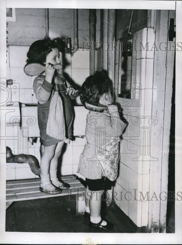 1944 Press Photo Jimmy Page and Anne Robins getting ready for lunch ...