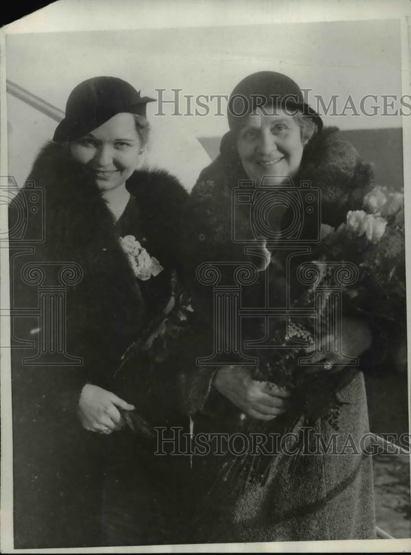 1932 Press Photo Mrs Christy Mathews & Margaret Phillips on a liner ...