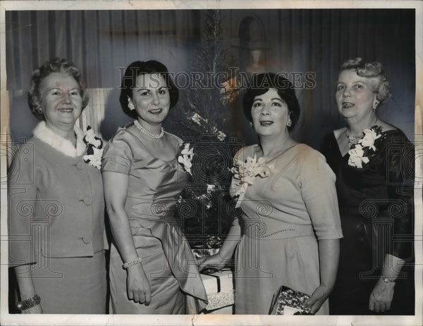1961 Press Photo Mrs Ross (Elsie) Ellis, and Miss Mary Taylor, Realtor ...