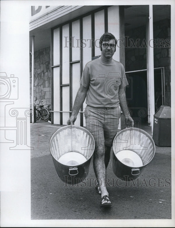 1970 Press Photo Robert Shirak holding garbage cans - Historic Images