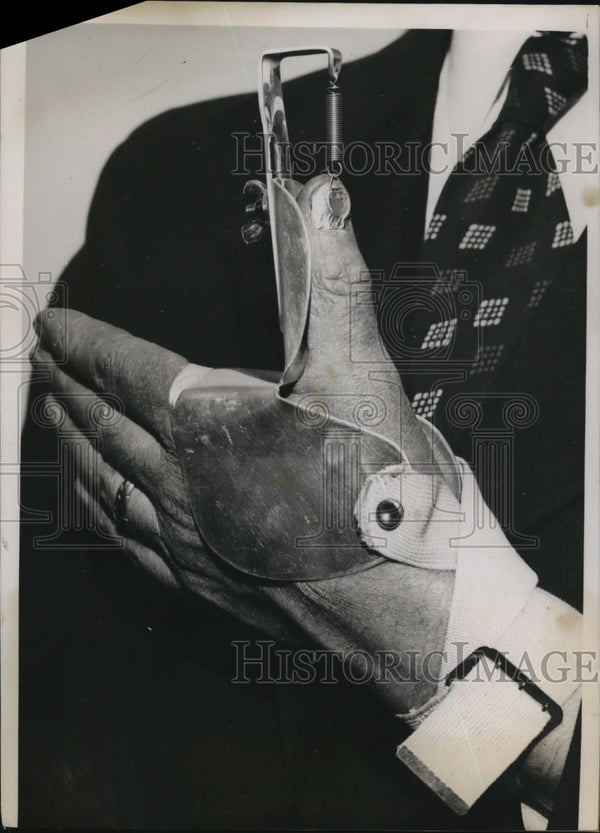 1939 Press Photo Chicago This new splint designed to keep broken thumb ...