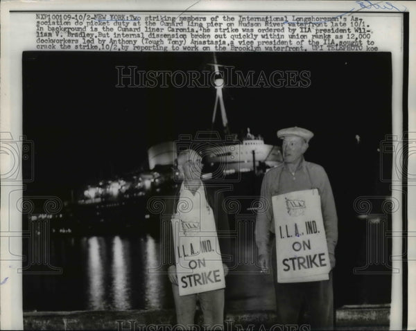 1959 Press Photo New York 2 striking members of the ILA do picket duty ...