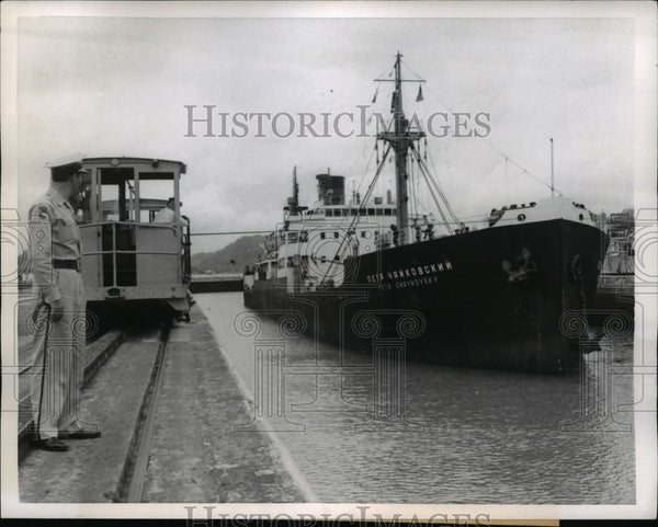 1957 Press Photo Freighter Petr Chaykovsky in Miraflores Locks of Pana ...