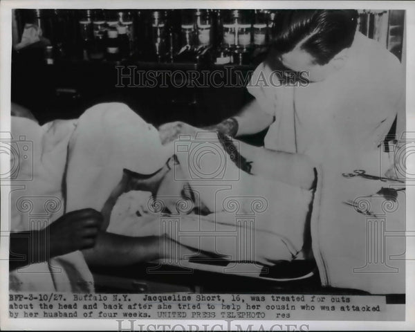1955 Press Photo Jacqueline Short treated for cuts after helping cousi ...